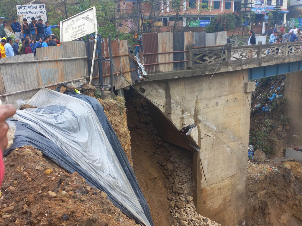 पुल भासियो, पृथ्वी राजमार्ग दुईतर्फी बन्द